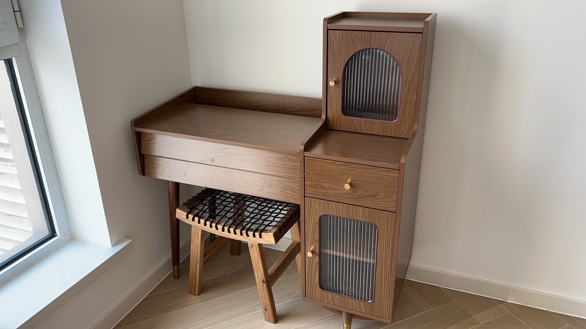 The Importance of Ergonomics in Dressing Table Design – JASIWAY Furniture